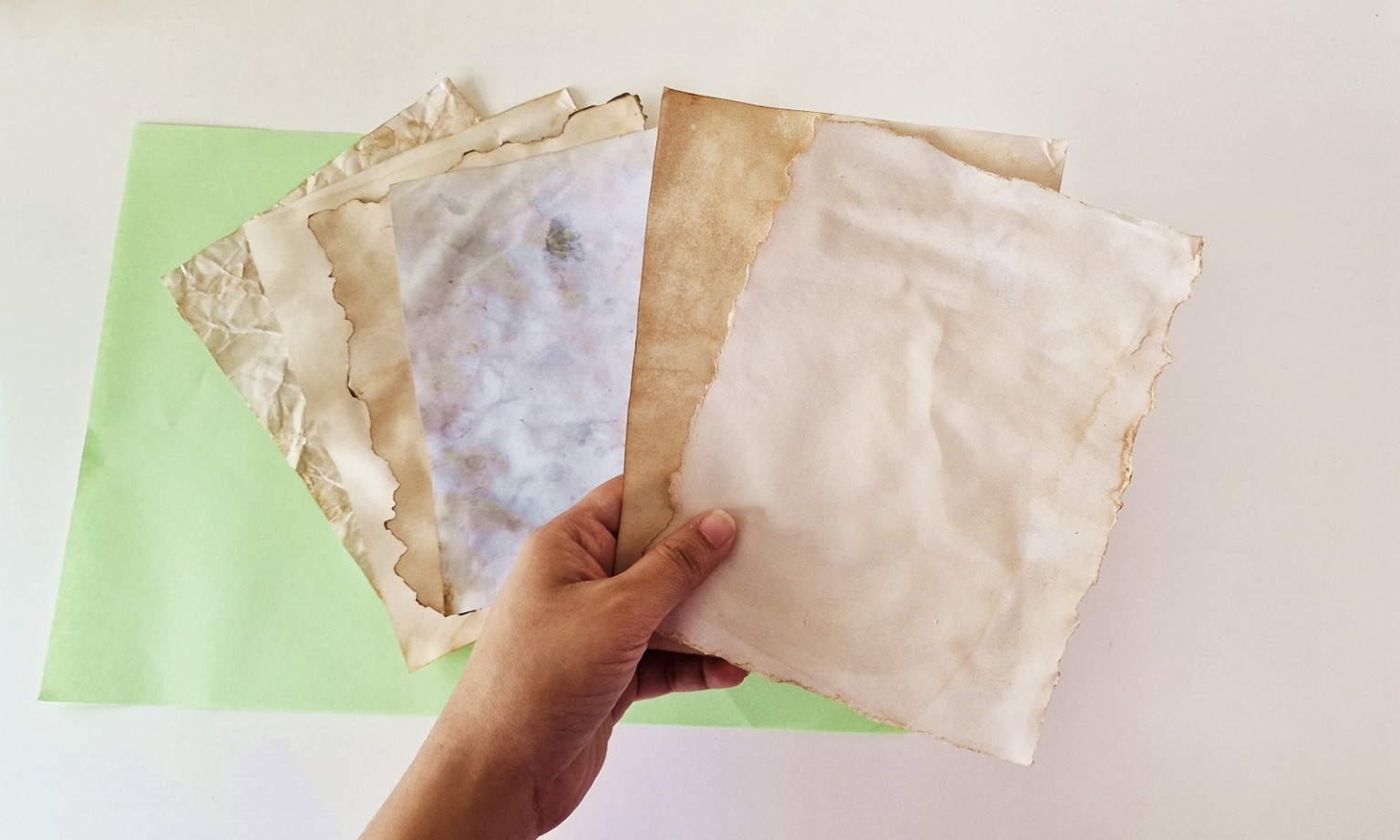 How to Age Paper? 5 Ways to Give Old Looks with 8 Styles