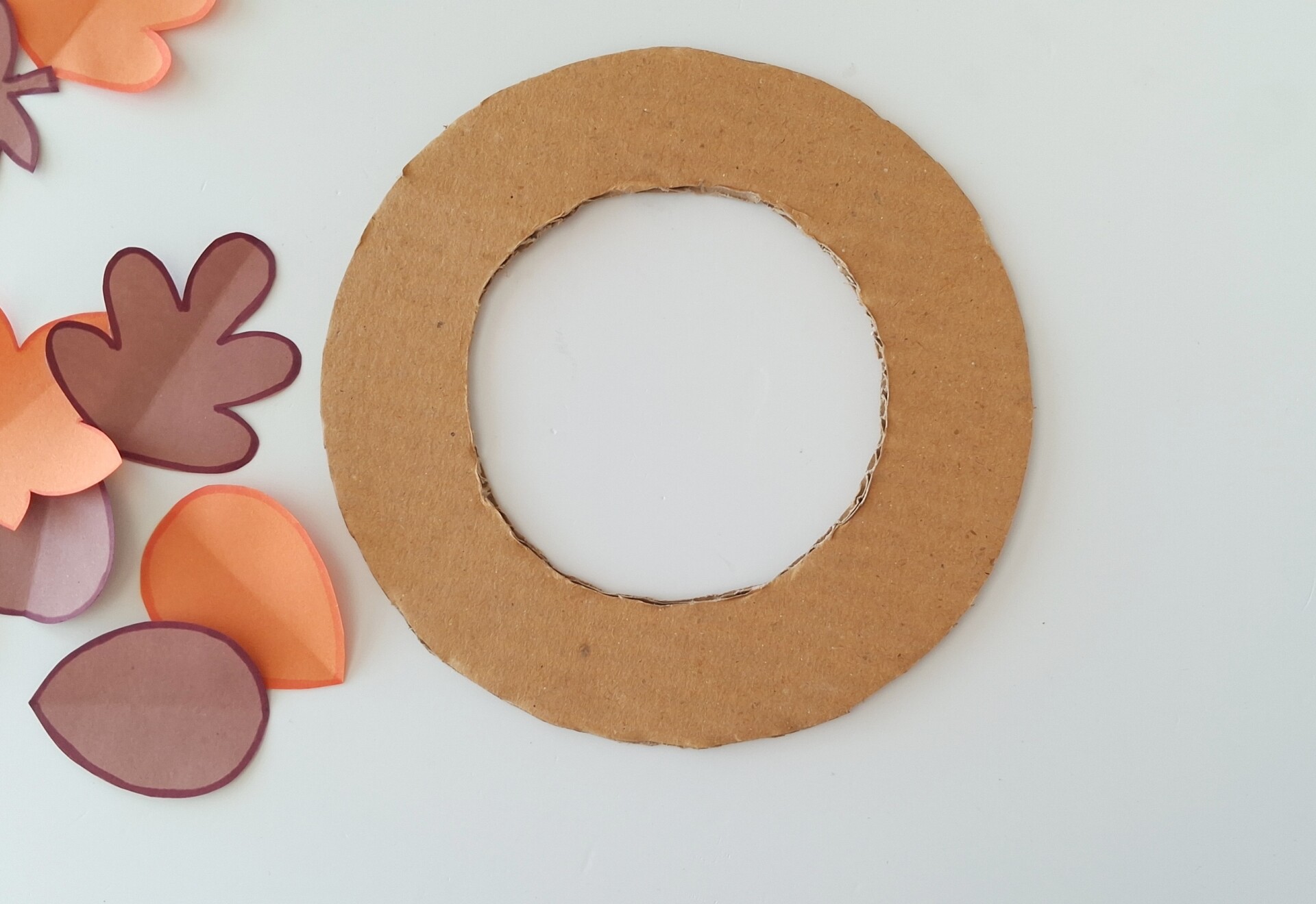 How to Make a Fall Paper Leaf Wreath (+ Free Template) | Craftaholic Witch
